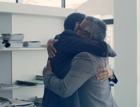 Hugging Etiquette at Work: 10 Do’s and Don’ts