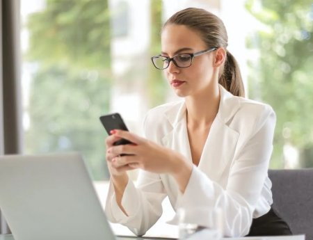 The Best Professional Voicemail Greetings: Tips and Examples